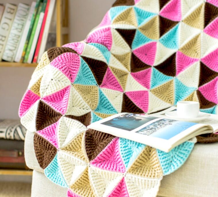 Crochet 3D Triangle Motif Blanket - Crochet Easy